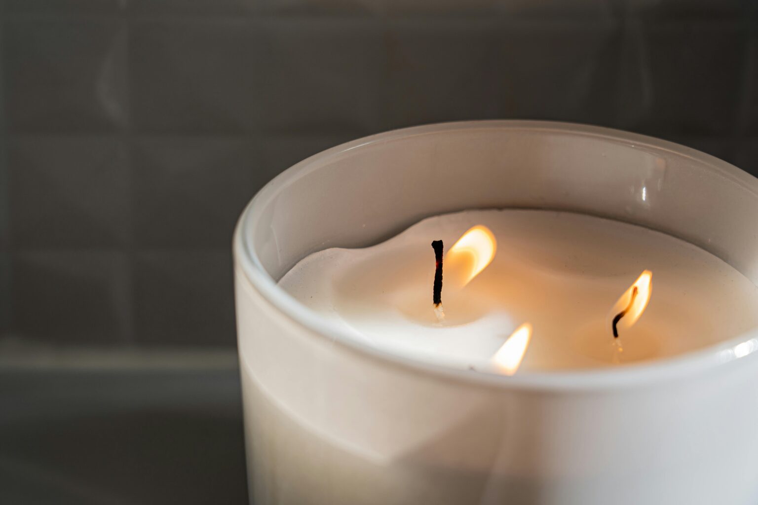 The Truth About Beeswax and Paraffin Candles and Their Effect on Indoor ...